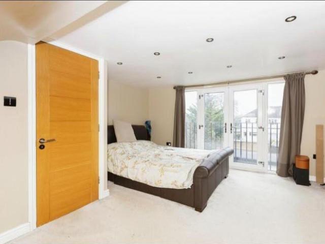 House at Dovedale Avenue, Greater London