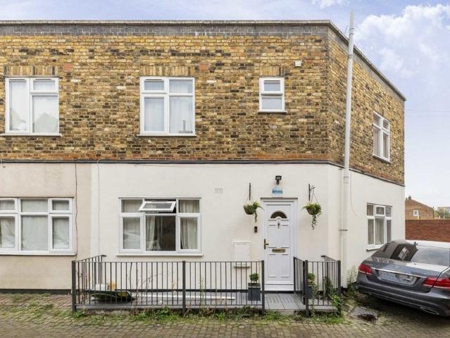 House at Gladstone Mews, Greater London
