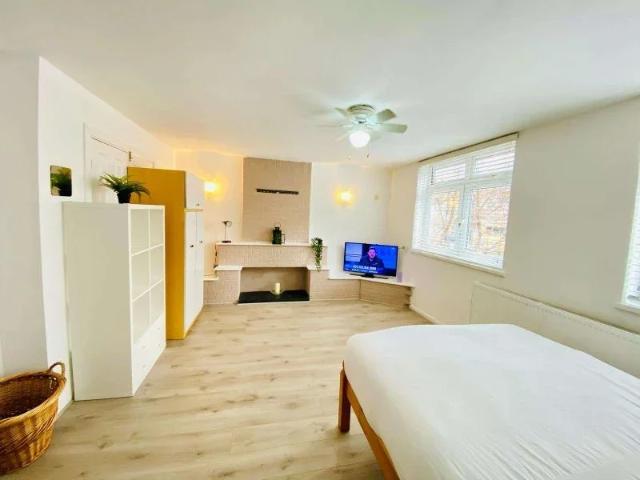 House at Glengarnock Avenue, Greater London