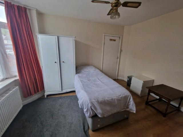 Room at Harefield Road, Luton