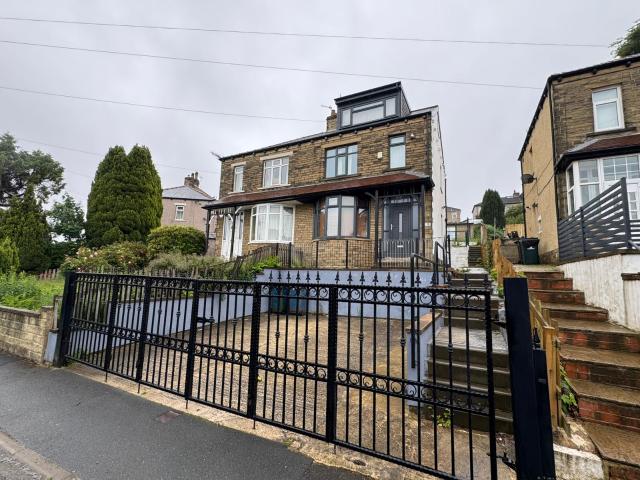 house at Holly Park Grove,BD7 4BZ