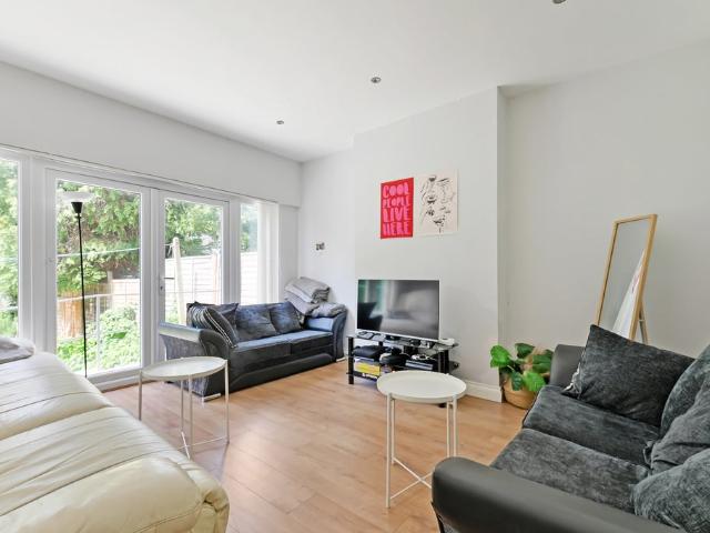 House at King's Avenue, Greater London