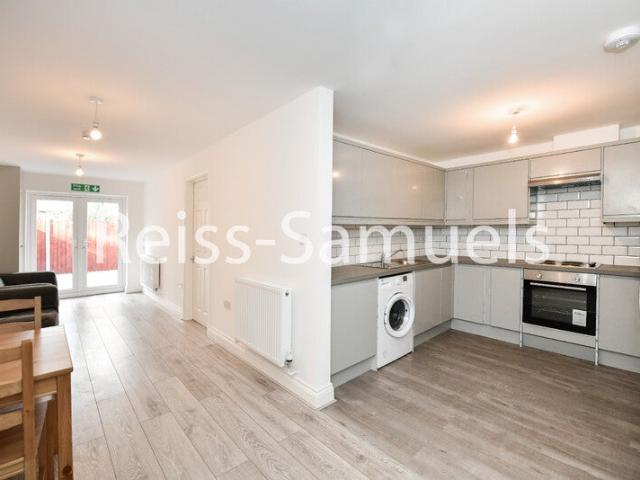 House at Lockesfield Place, Greater London