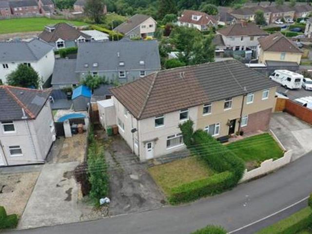House at Llwynon Crescent, Croespen maen