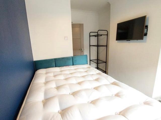 Room at Meadowbank Road, Chatham