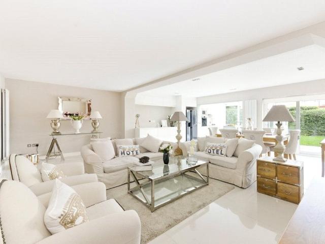 House at Middlefield, Greater London
