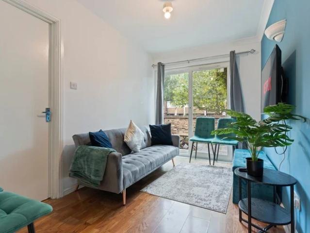 House at Oxley Close, Greater London