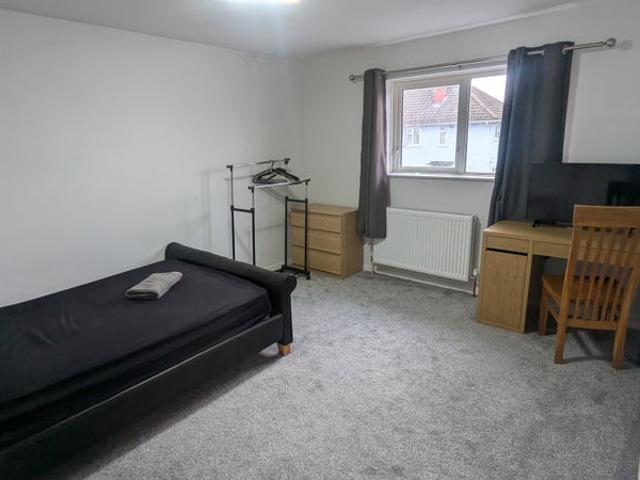 Room at Pawlett Road, Bristol