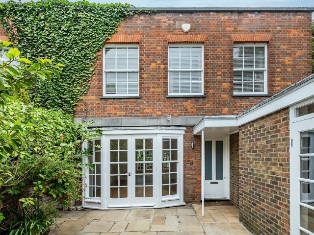 House at Pembroke Gardens Close, Greater London
