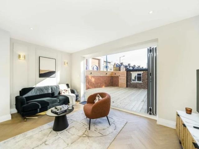House at Peter Avenue, Greater London