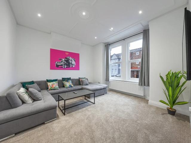 House at Pine Road, Greater London