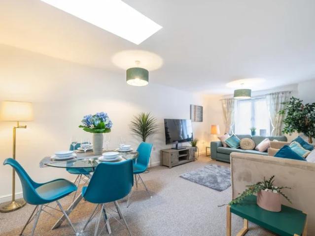 Room at Queen's Way, Newport
