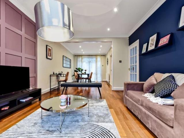 House at Rosemead Avenue, Greater London