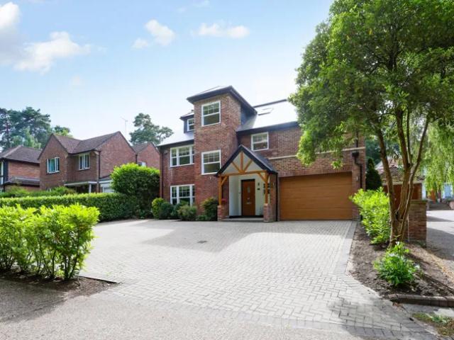 House at Roundhill Way, Elmbridge