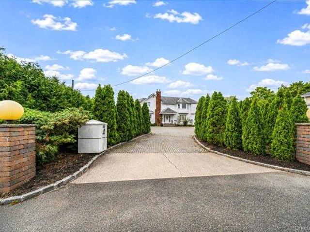 house Bay Shore NY ES104921805