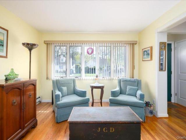 house East Meadow NY ES101614195
