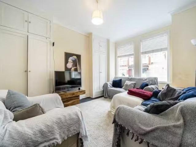 House for sale in Undine Street, London, SW17 Ref 235099
