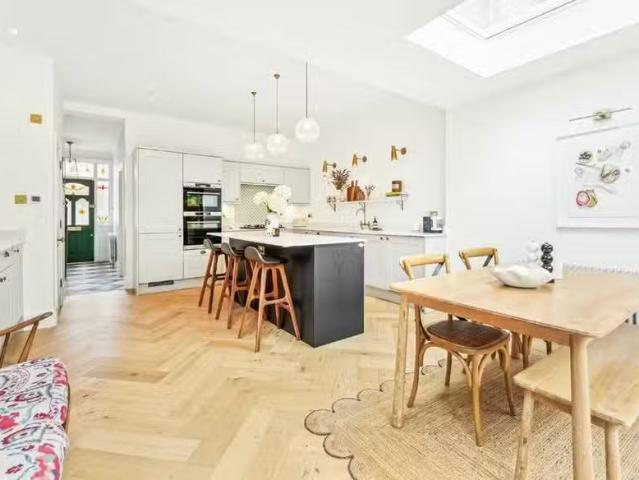 House for sale in Boscombe Road, London, SW17 Ref 230475