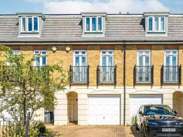 House for sale in Elizabeth Gardens, Old Isleworth, TW7 Ref 2.