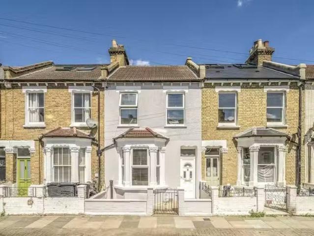 House for sale in Graveney Road, London, SW17 Ref 232676