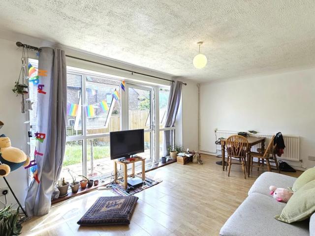 house for rent at Old Farm Road, N2 9, United_kingdom