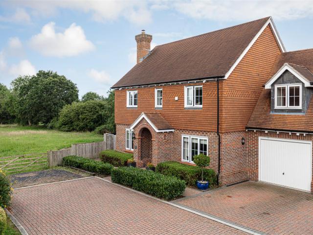 house for rent in 17, Woodlands Close, Redhill, RH1 3FU