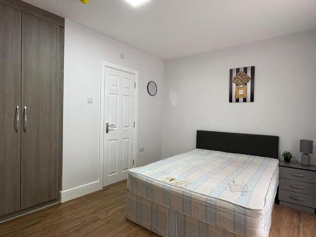 house for rent in Vine Close, UB7 9HH