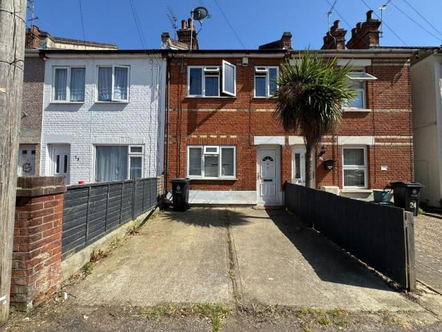 house for rent in Warwick Road, CO15 3BX
