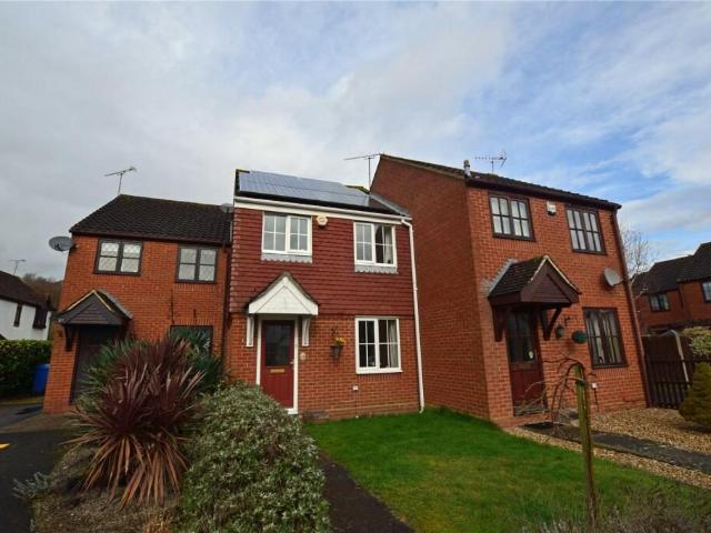house for rent in Waterhouse Mead, GU47 0ZD