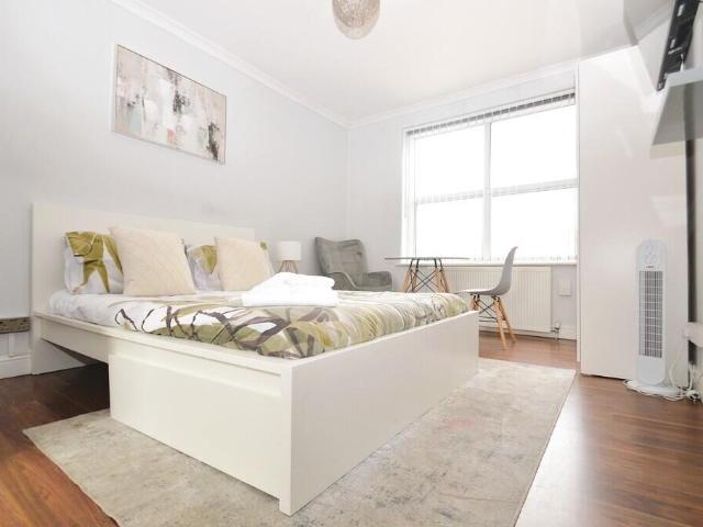 house for rent in Waverley Road, SE18 7TN