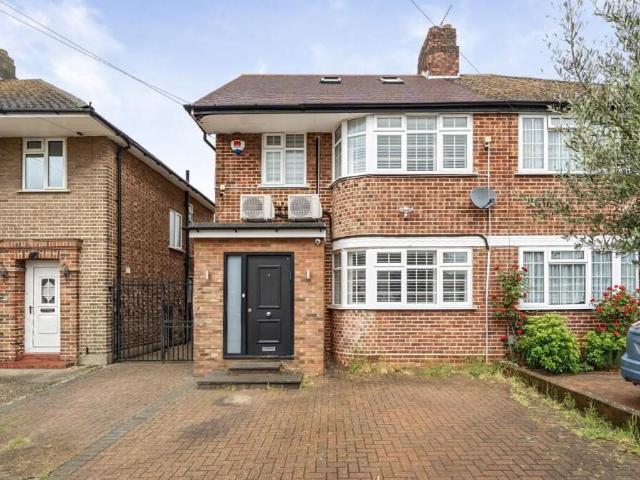 house for rent in Wychwood Close, HA8 6TE