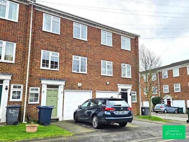 house for rent in Ashburnham Close, N2 0NH