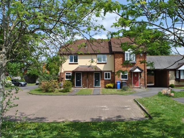 house for rent in Barn Meadow Close, GU52 0YB