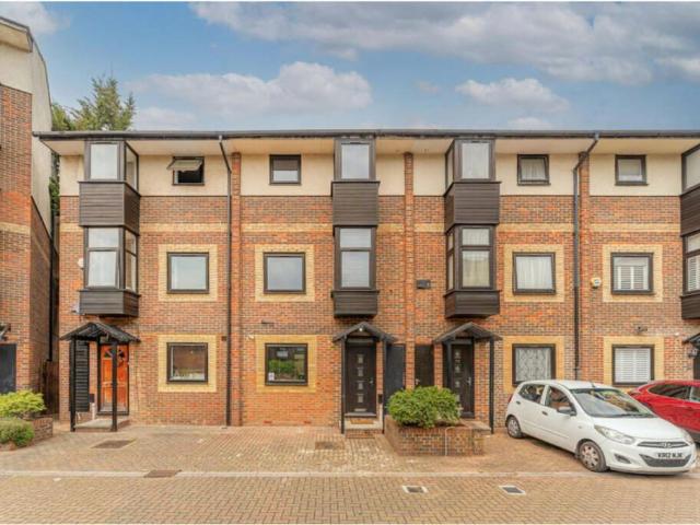 house for rent in Barnfield Place, E14 9YB