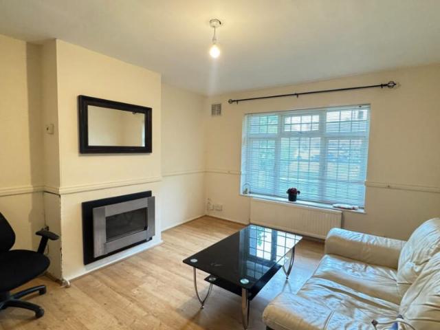 house for rent in Bondfield Avenue, UB4 9HZ
