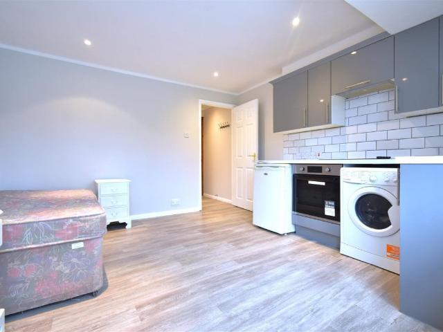 house for rent in Brookdene Close