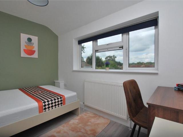 house for rent in Broomfield, GU2 8LJ