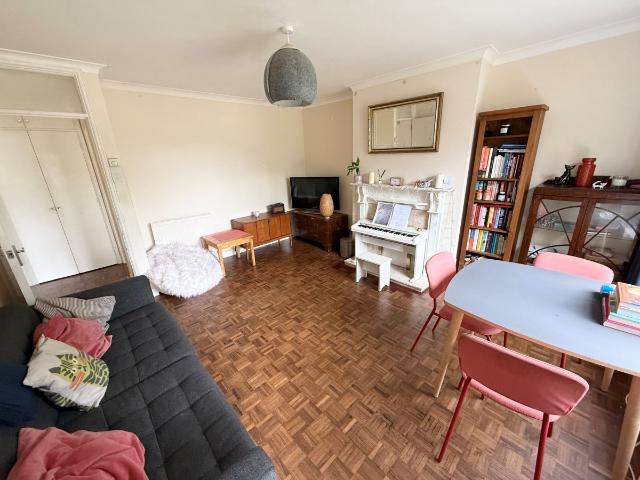 House for rent in Bramley Road, N14 4HX