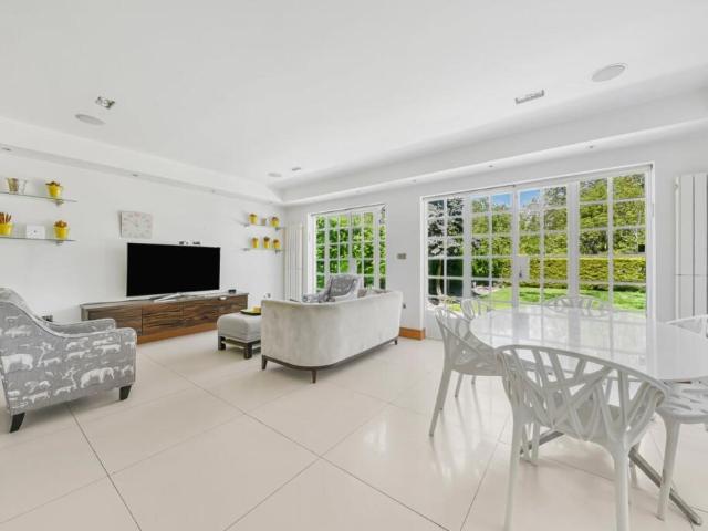 house for rent in Chalton Drive, N2 0QW