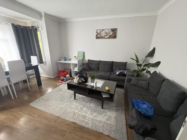 house for rent in Chestnut Close, UB7 0JT
