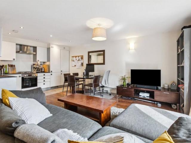 house for rent in Chestnut Grove, SW12 8JA