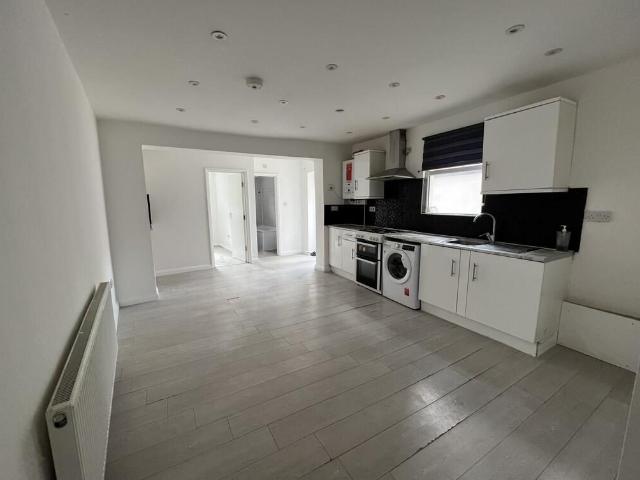 house for rent in Churchfield Road, W3 6AH