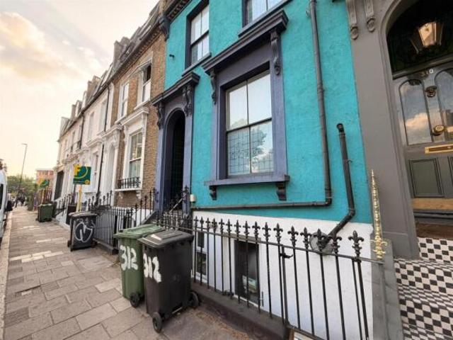 Studio flat for rent in Coldharbour Lane, London, SW9
