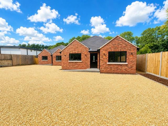 house for rent in Corby Road, NN17 3HU