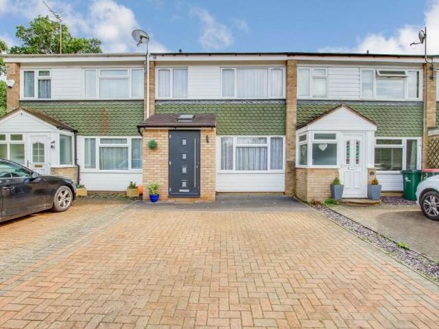 house for rent in Dunsfold Close, RH11 8EY