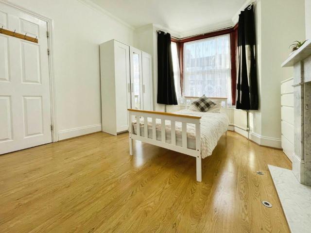 house for rent in Ernald Avenue, E6 3AL