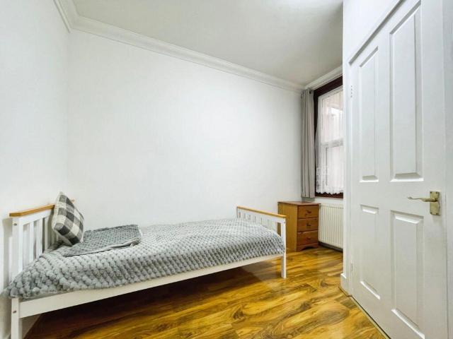 house for rent in Ernald Avenue, E6 3AL