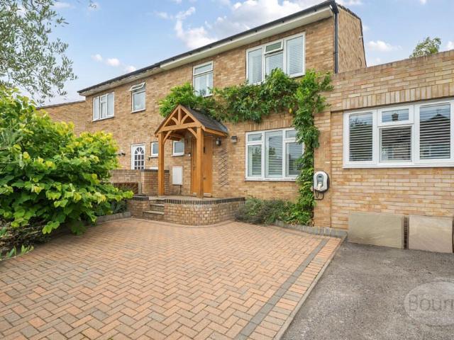 house for rent in Farm Road, KT10 8AU