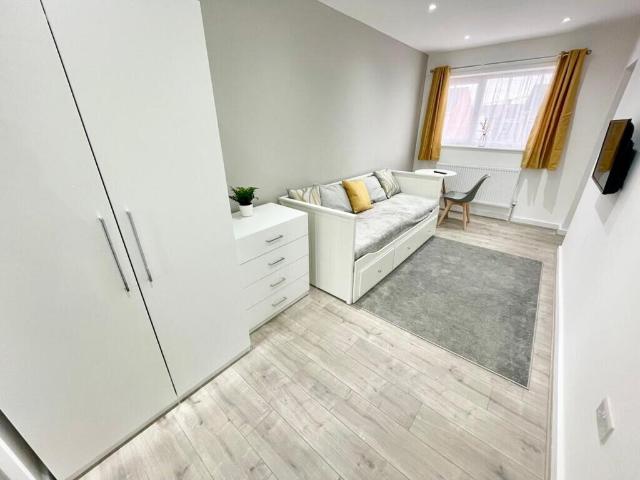 house for rent in Garden Close, TW15 1LH
