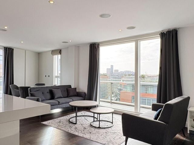 3 bedroom flat to rent on Gatliff Road, London